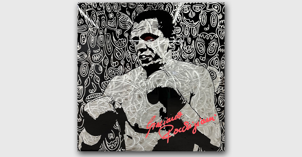 Til Schweiger überreicht Ihnen „Rocky“-Kunstwerk bei Filmpremiere