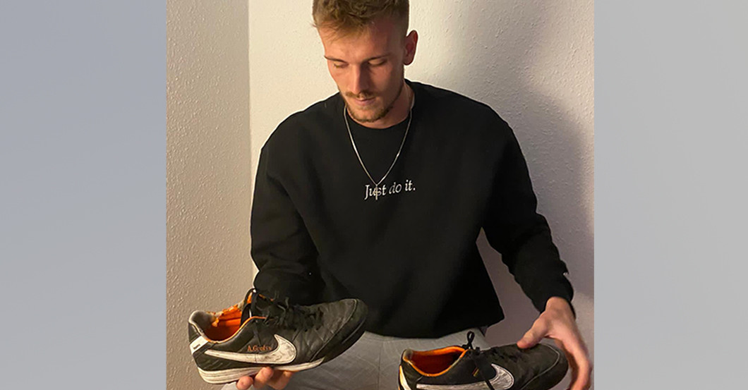 Alexander Groiß stiftet getragene Schuhe aus seiner Fußballjugend