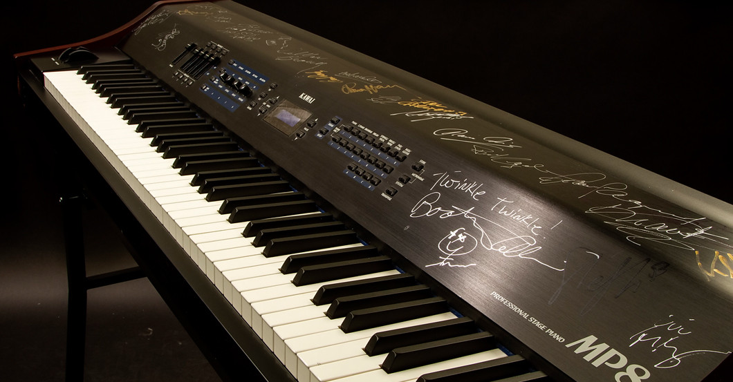 Keyboard signed by Stars like Lindenberg and Maffay