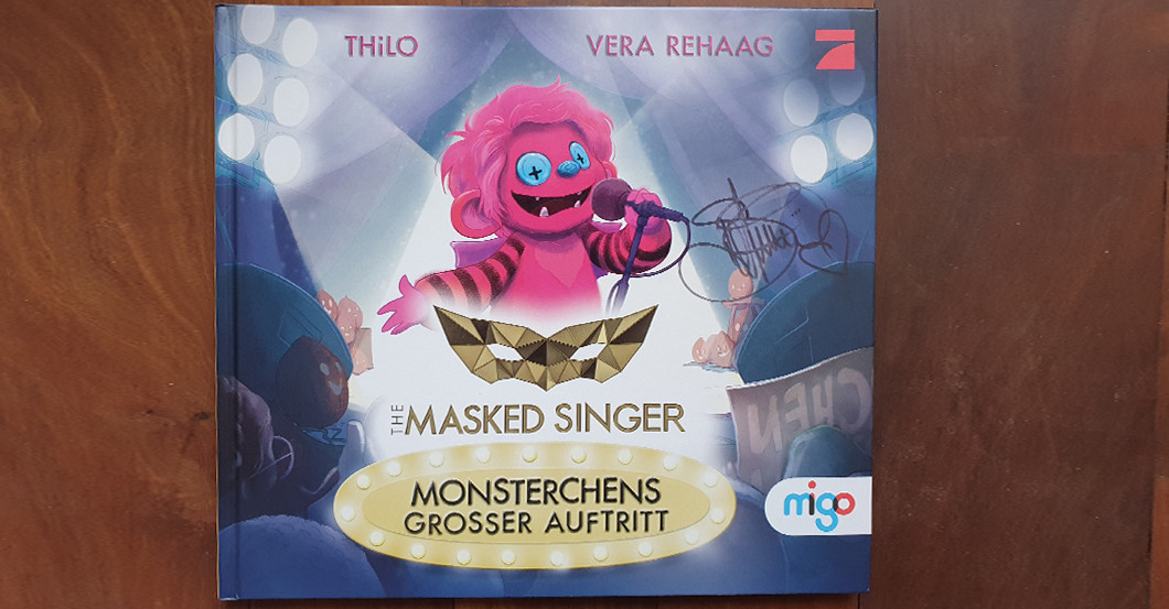 Stefanie Heinzmann signiert das Kinderbuch zu „The Masked Singer“