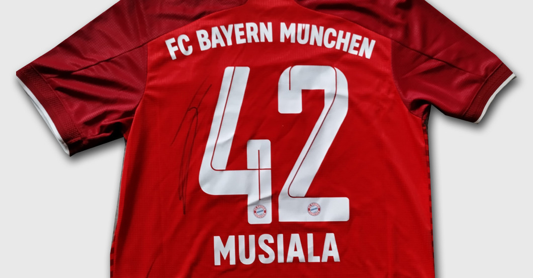 FC Bayern-Star Jamal Musiala unterschreibt sein Trikot