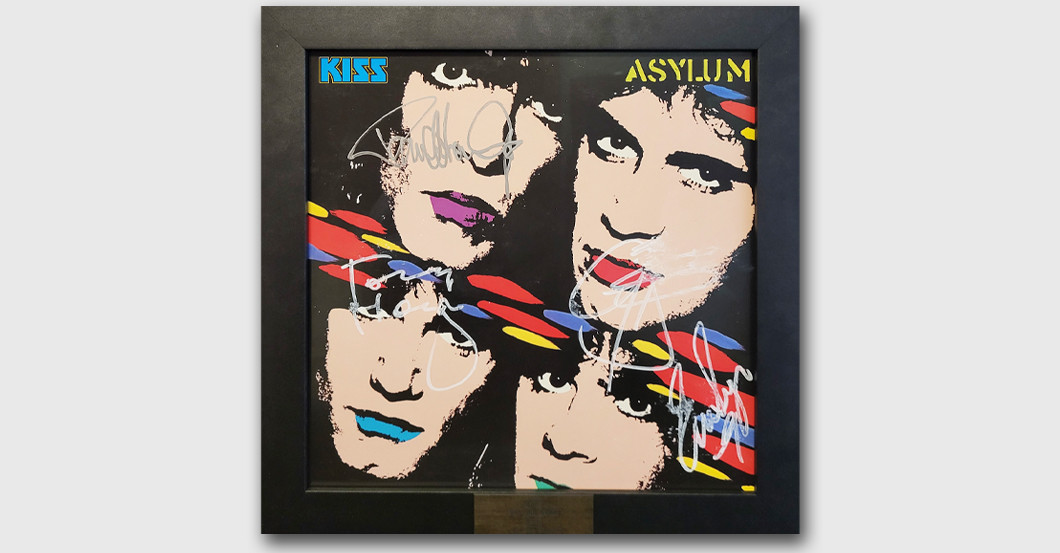 Kultband KISS unterschreibt ihre LP „Asylum“ für den guten Zweck