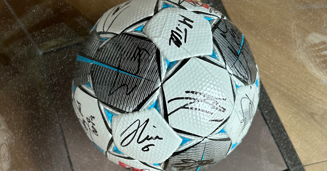 Aus der Sechs-Titel-Saison: Signierter Ball des FC Bayern München