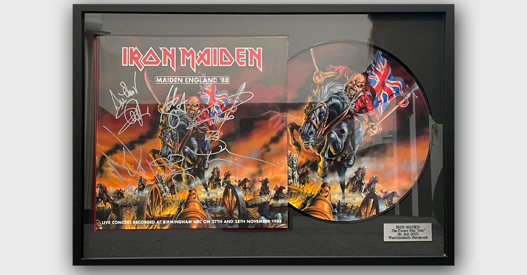 Kultband Iron Maiden signiert ihre LP „Maiden England ‘88“