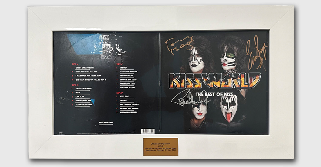Signed LP “KISS WORLD – The Best of KISS” signed by Paul Stanley, Eric ...