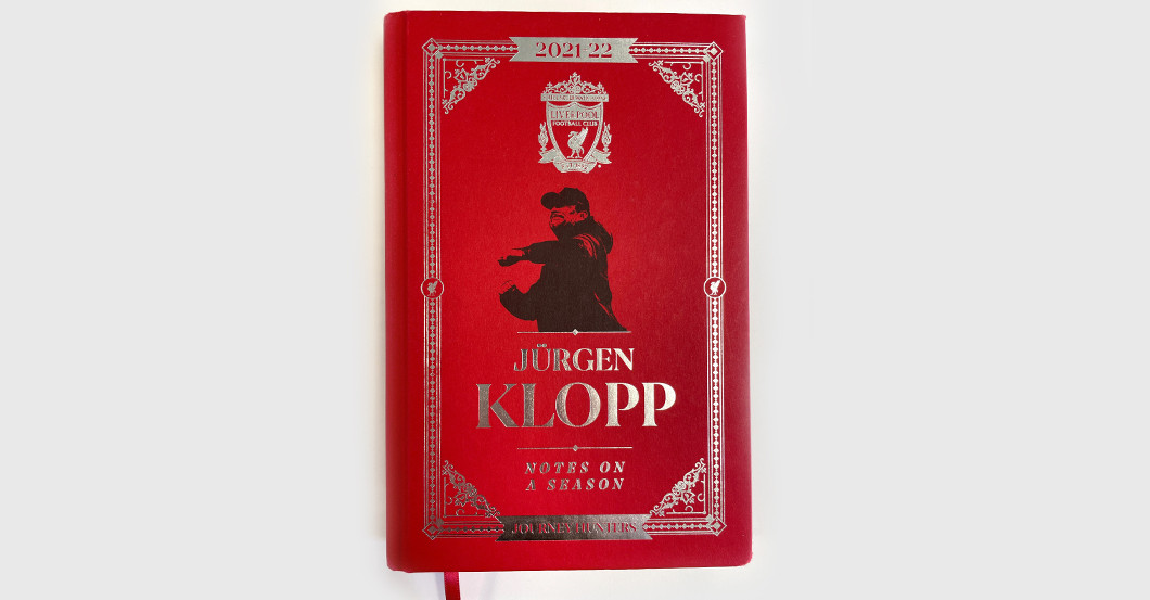 Jürgen Klopp signiert sein Buch „Notes On A Season“ zum Abschied