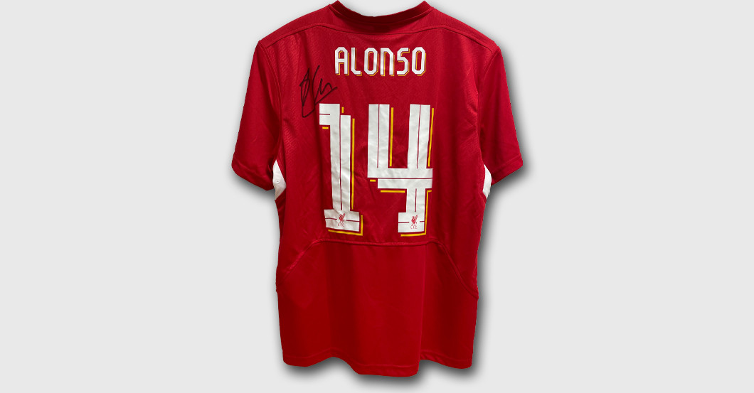 Xabi Alonso signiert FC Liverpool Trikot zum Premier-League Sieg!