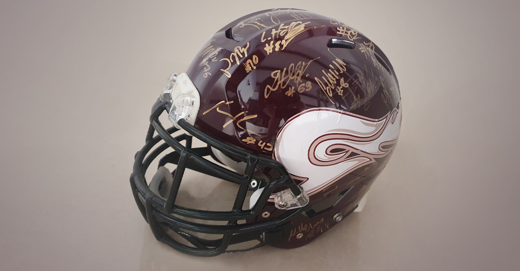 ELF-Champion Rhein Fire signiert einen Football-Helm