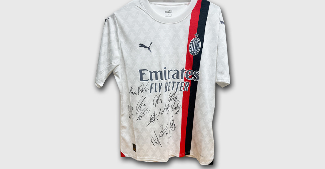 Sammlerstück: Teamsigniertes Trikot vom AC Milan!