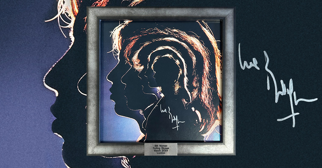 Rolling Stones-Bassist Bill Wyman signiert LP „Hot Rocks“