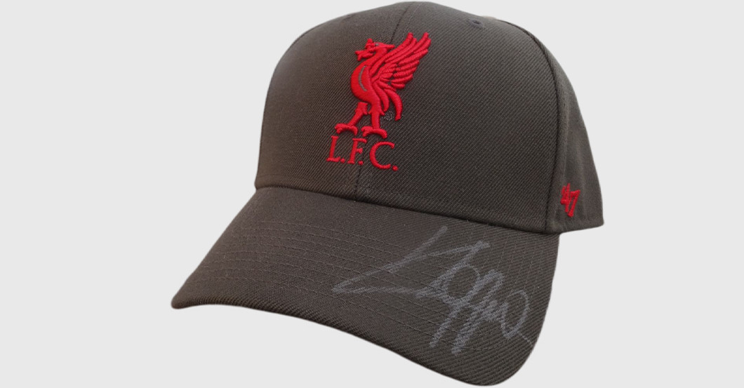 Jürgen Klopp trennt sich von seiner signierten FC Liverpool-Cap