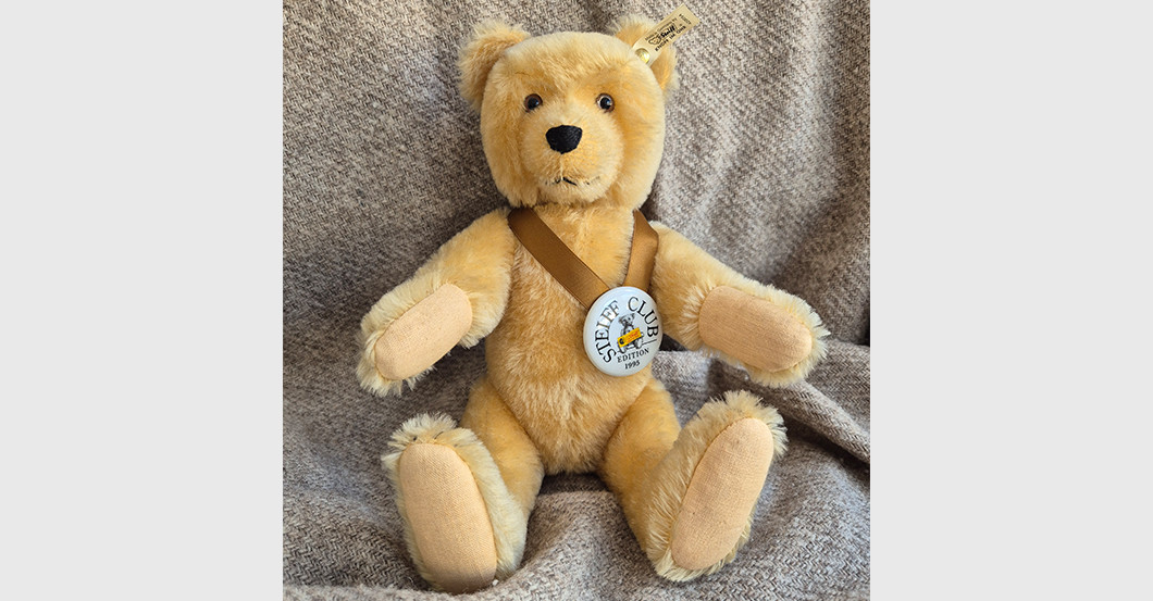 Für Sammler: Den Steiff Teddy „Baby Bär Blond“ ersteigern