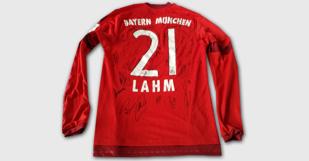 Philipp Lahm – das Gesicht des deutschen Fußball stiftet Trikot