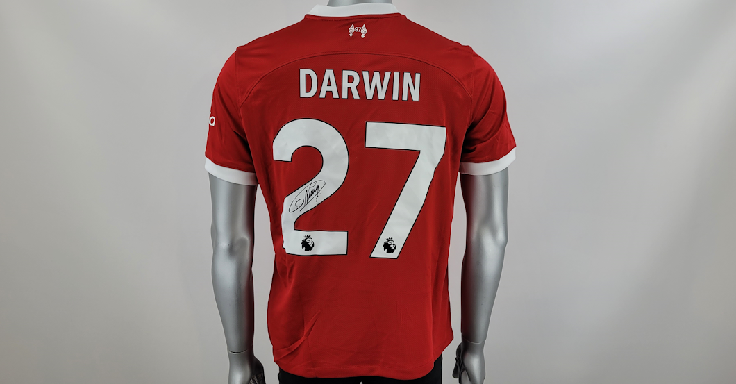 Liverpool-Star Darwin Núñez signiert das brandneue Heimtrikot