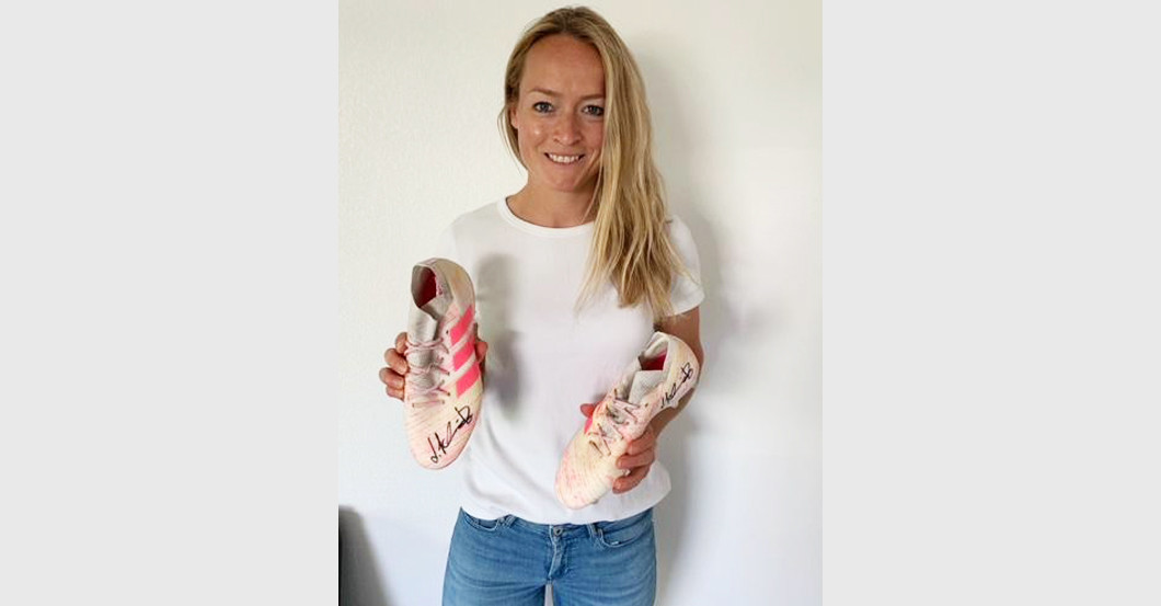 Schuhe und Keeper-Handschuhe von Fußball-Profi Lisa Schmitz