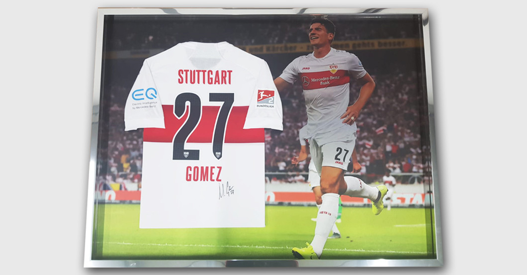 Unique: Mario Gomez‘ signed jersey in a frame