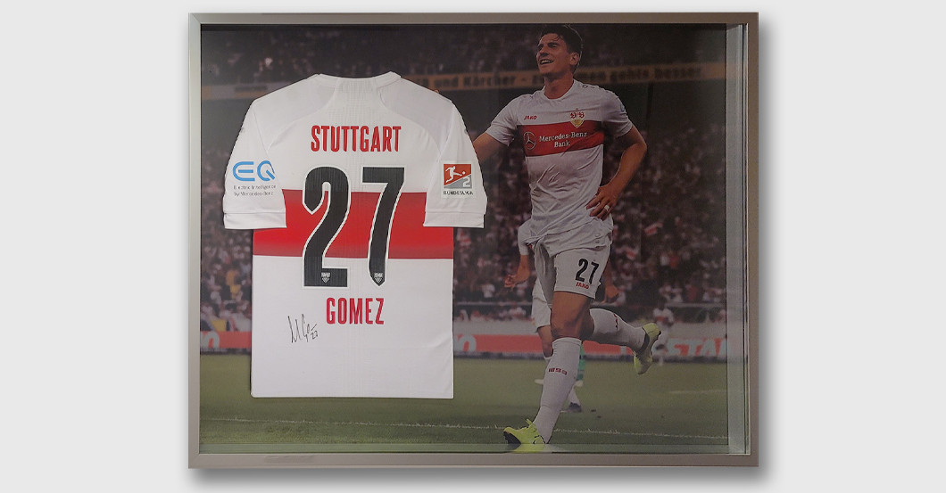 Unique: Mario Gomez‘ signed jersey in a frame
