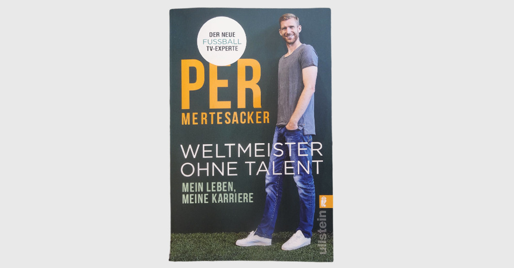 Weltmeister Per Mertesacker stiftet seine Biografie mit Autogramm