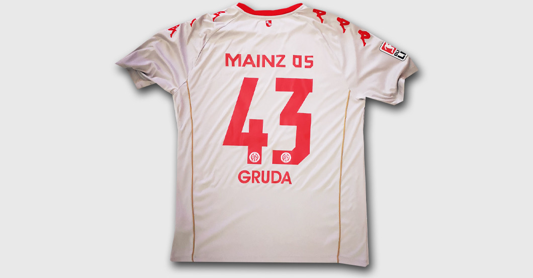 Mainz 05-Star Brajan Gruda stiftet Trikot mit vielen Signaturen