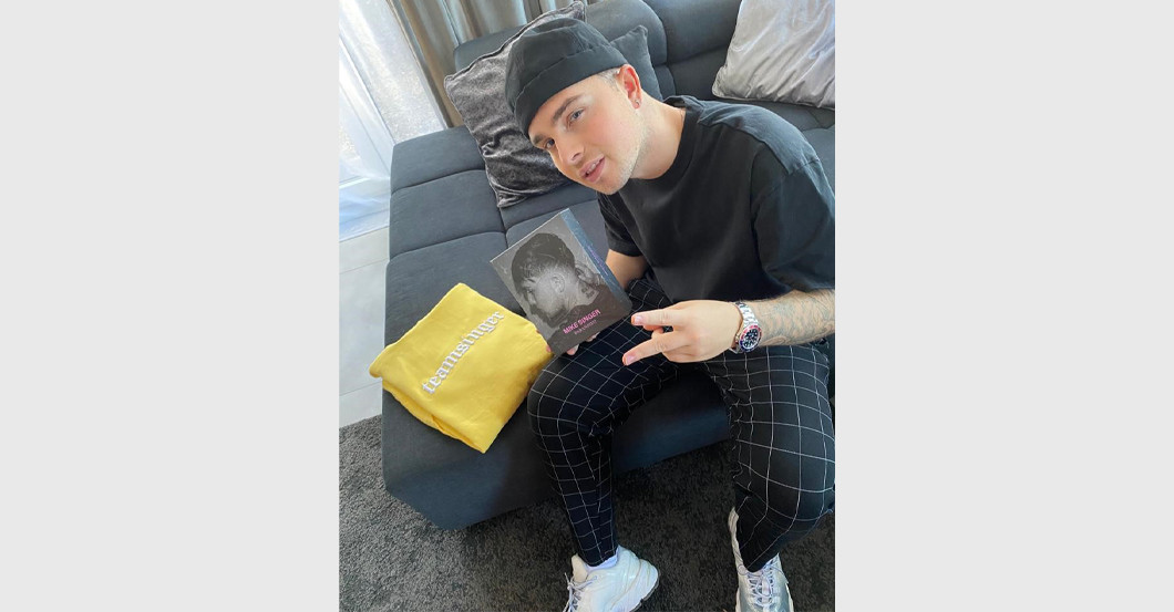 Mike Singer unterschreibt Pulli und eine exklusive Fanbox
