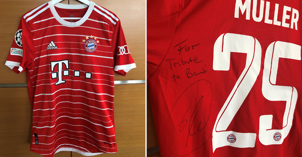 Thomas Müller Signs a Bayern Jersey to the Bundesliga Win