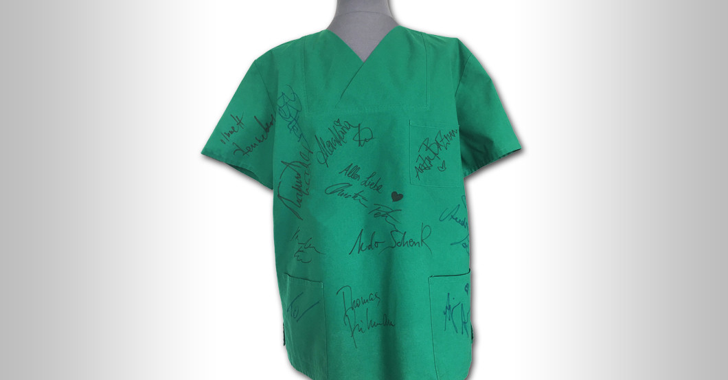 Vom „In aller Freundschaft“-Cast signiertes Original OP-Hemd