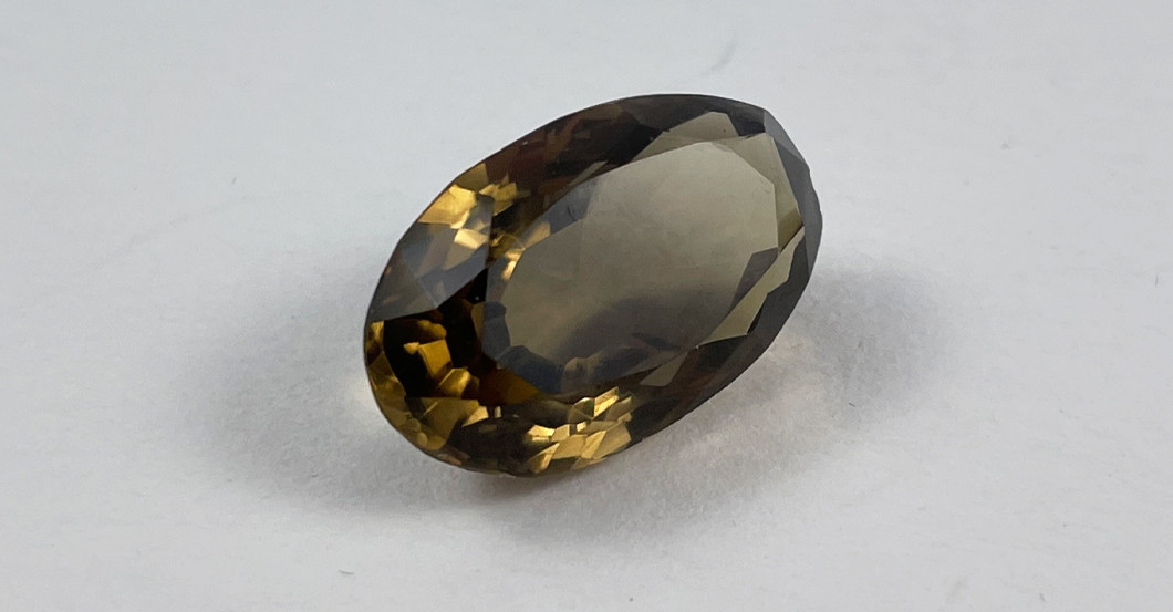 Einmaliger Glücksstein: Oval geschliffener Rauchquarz