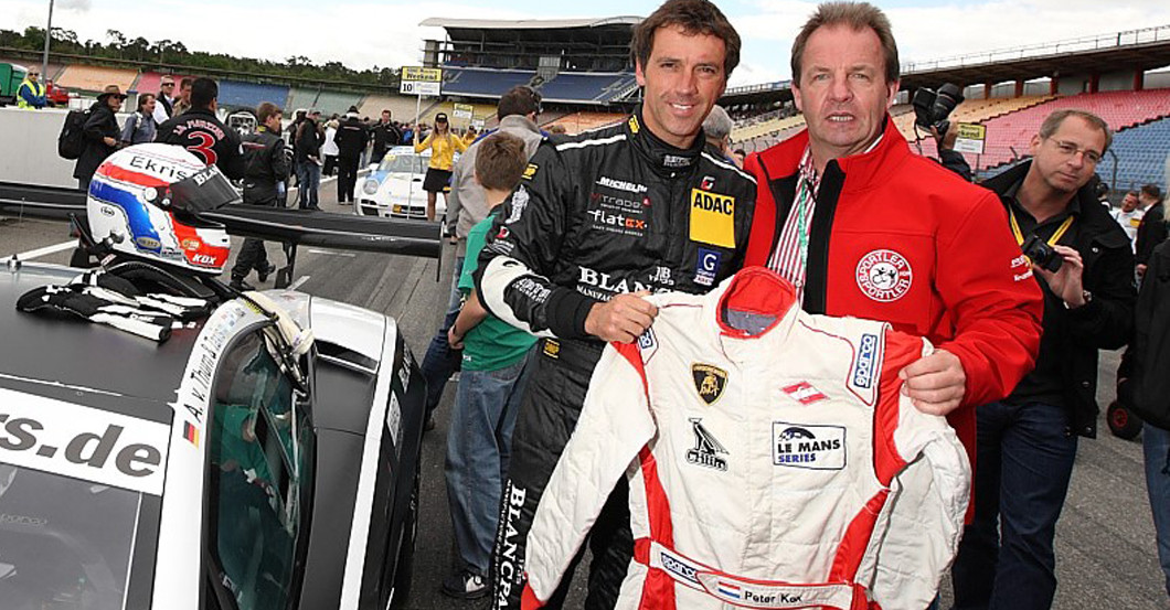 Rennfahrer Peter Kox stiftet getragenen Overall