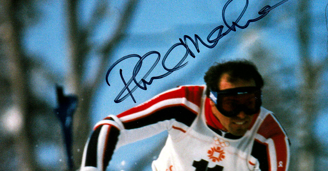 US-Skilegende Phil Mahre signiert ein Foto von seinem Olympiasieg