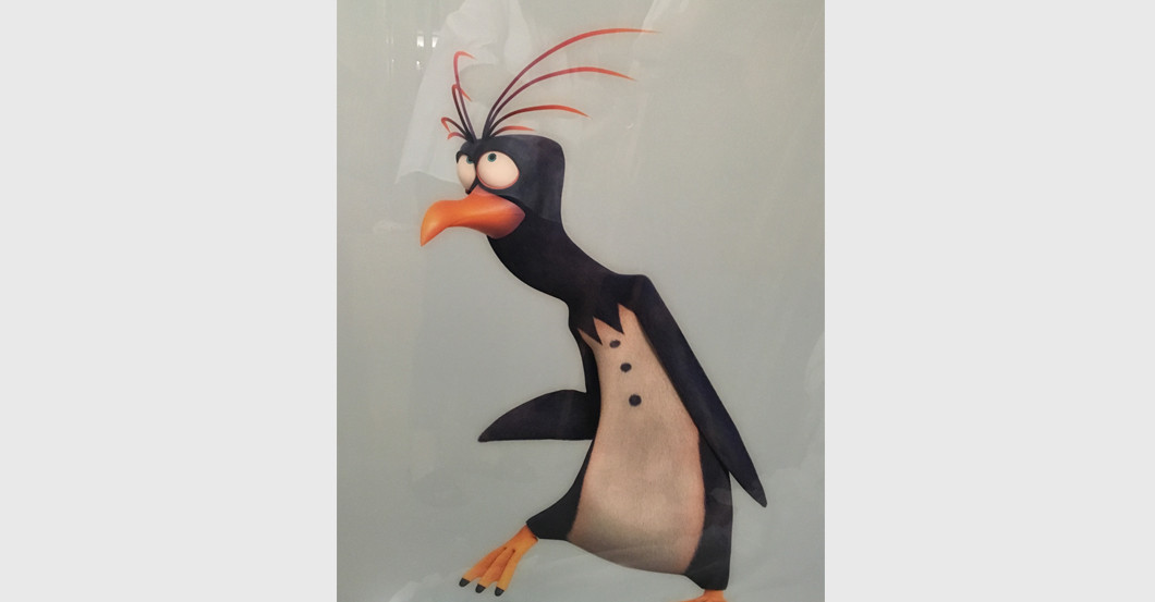 Zum Kinostart von Tabaluga: Pinguin James hinter Acrylglas
