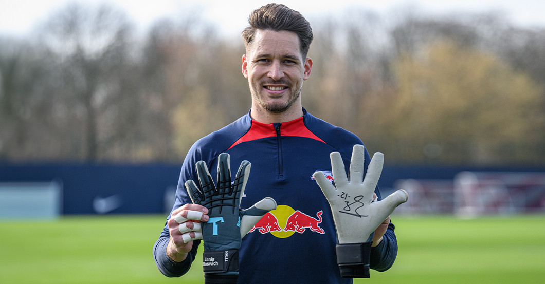 RB Leipzig-Keeper Blaswich signiert seine Handschuhe