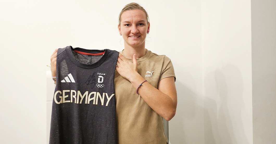 Alex Popp versteigert ihr getragenes Olympia-Top mit Unterschrift