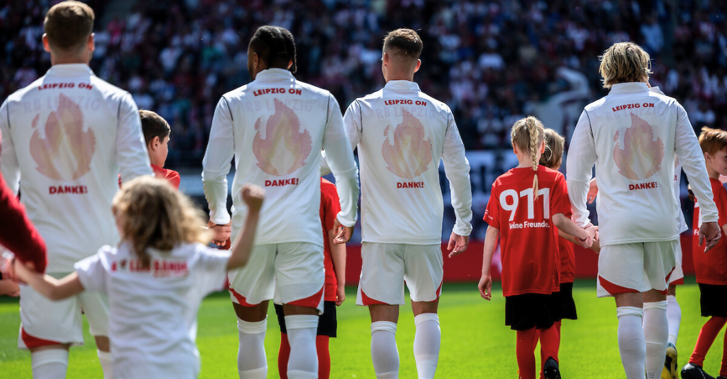 „Danke, Fans!“ - RB Leipzig versteigert Einlaufjacke in Gr. L