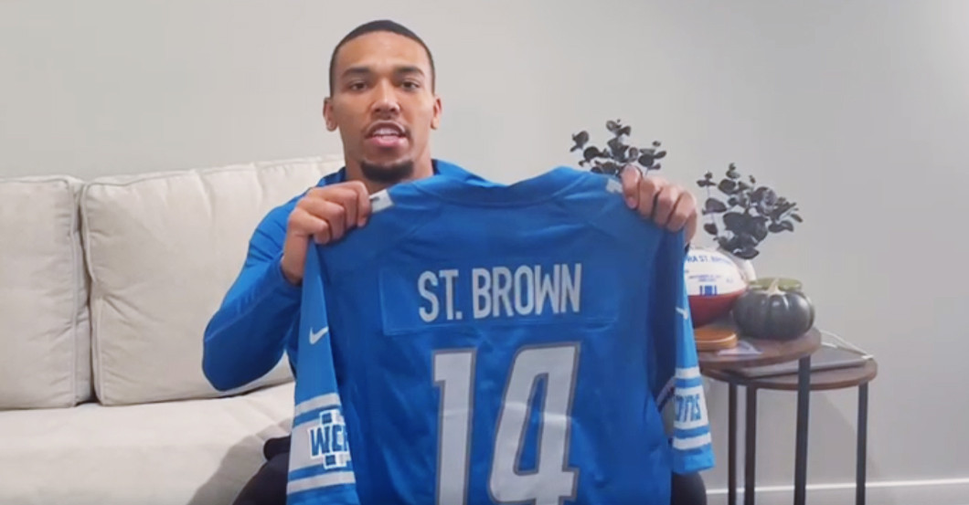Direkt aus der NFL: Football-Star St. Brown signiert sein Trikot