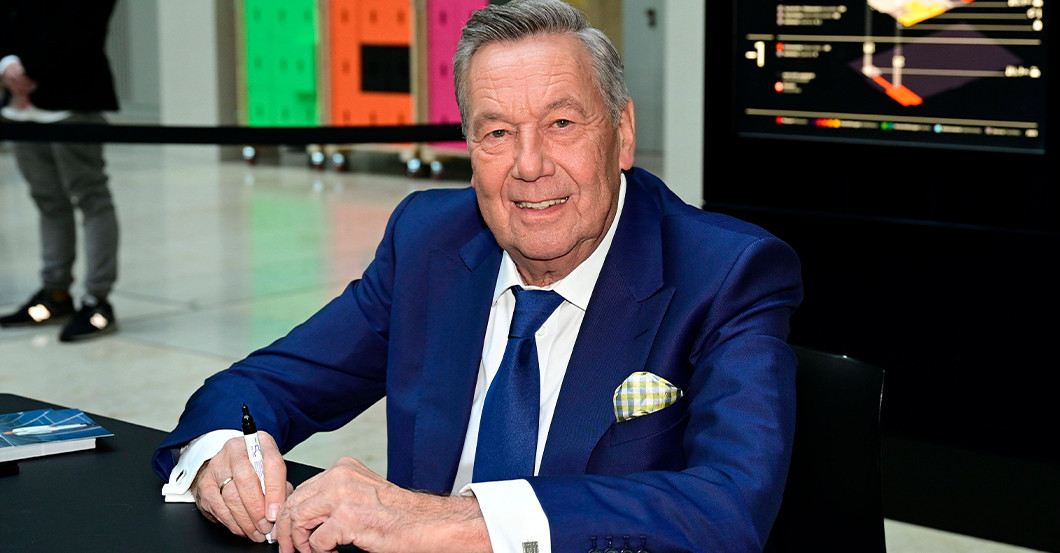 Sammlertraum! Roland Kaiser stiftet signierte XXL-Briefmarken