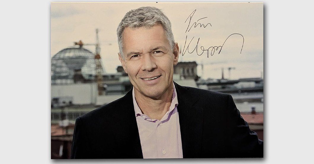 RTL-Geschichte: Signiertes Porträt von Moderator Peter Kloeppel