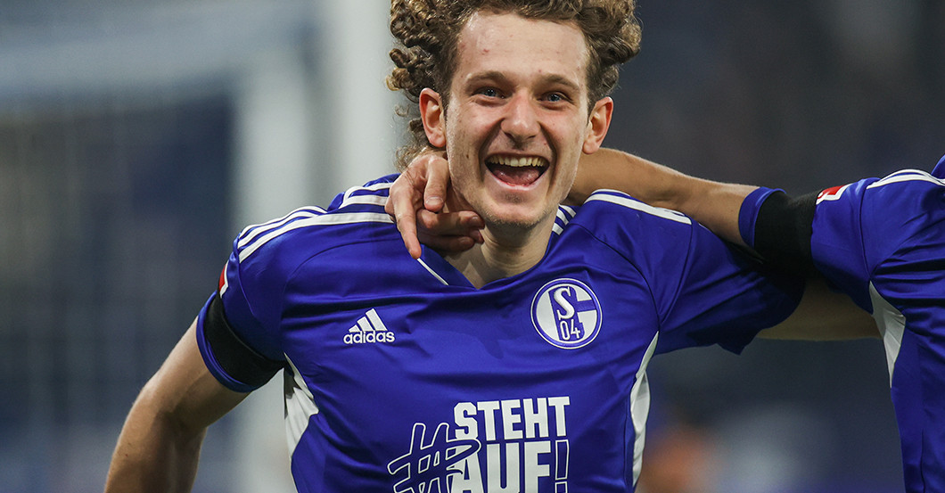 Getragenes #stehtauf-Sondertrikot von Schalke-Star Alex Král