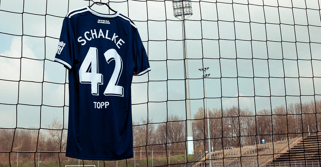 Getragenes S04-Sondertrikot von Schalke-Spieler Keke Topp