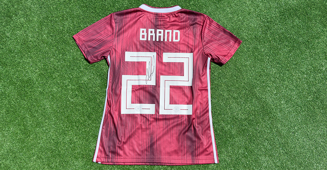 Zu Olympia: Jule Brand stiftet ihr signiertes DFB-Trikot