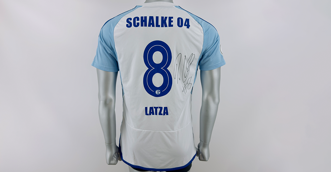 Schalke-Star Danny Latza signiert sein Pokaltrikot