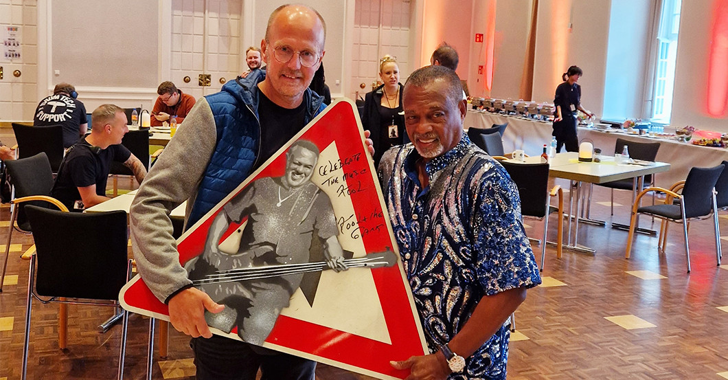 Kool & the Gang signiert Kunstwerk auf Verkehrsschild!