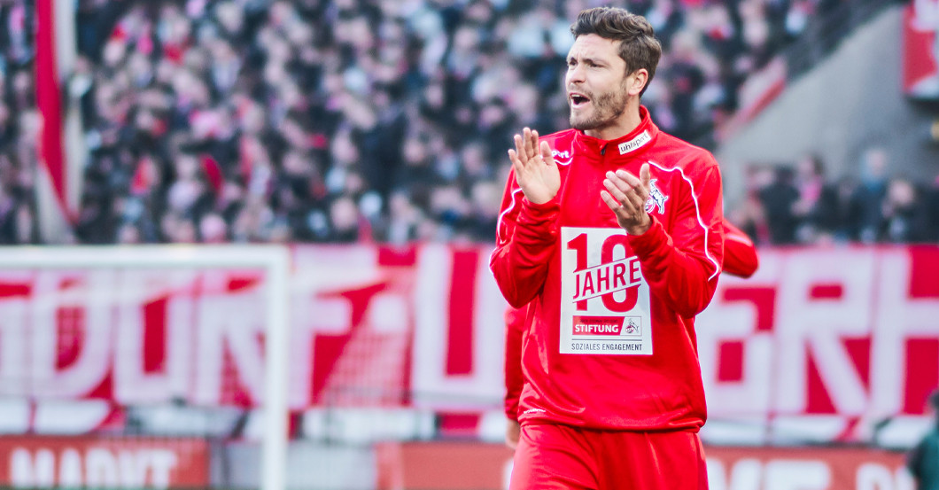 Für 1. FC Köln-Fans: Das Team signiert Hectors Aufwärmshirt