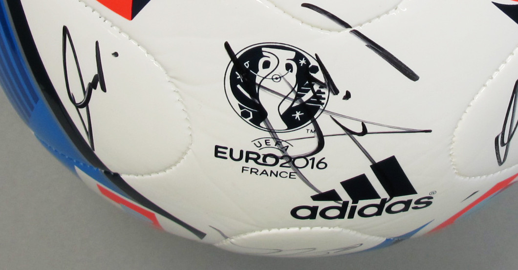 DFB-Team stellt signierten Ball der Euro 2016 zur Verfügung