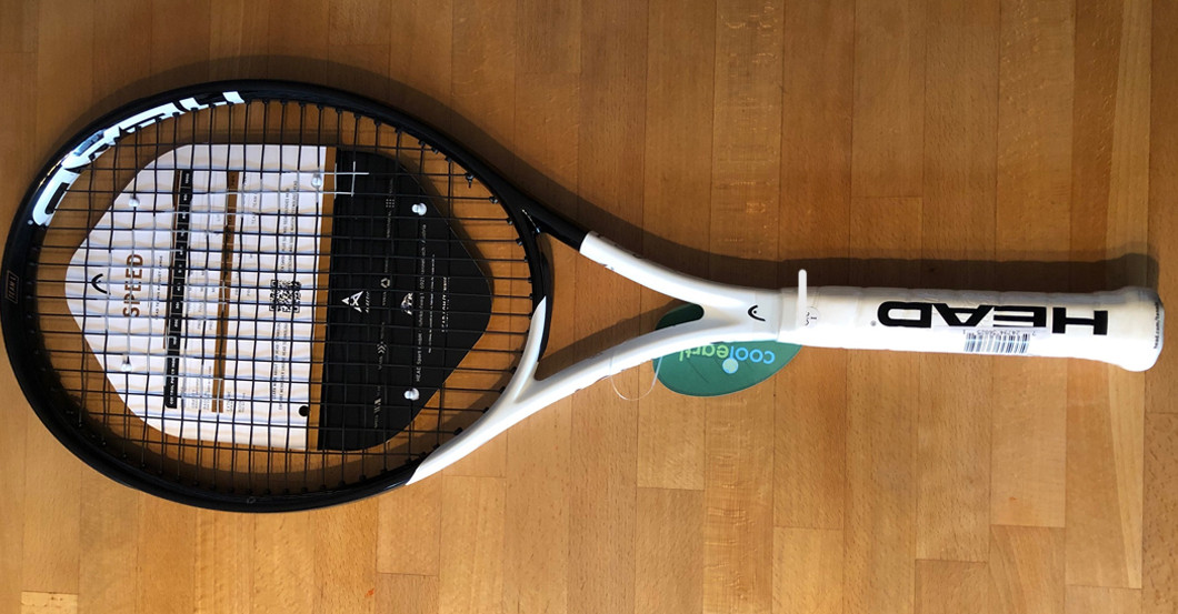 Tennis-Youngster Jannik Sinner signiert den neuen HEAD-Schläger