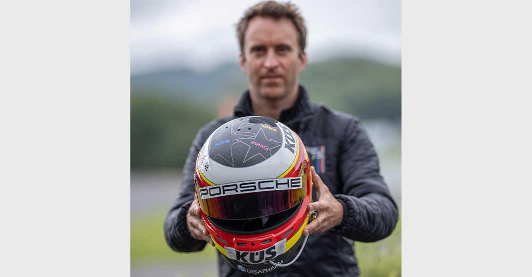 Einmalig! Rennfahrer Timo Bernhard stiftet seinen getragenen Helm