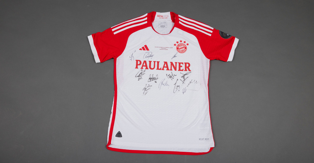 Das Legends of Europe-Shirt signiert von FC Bayern-Legenden