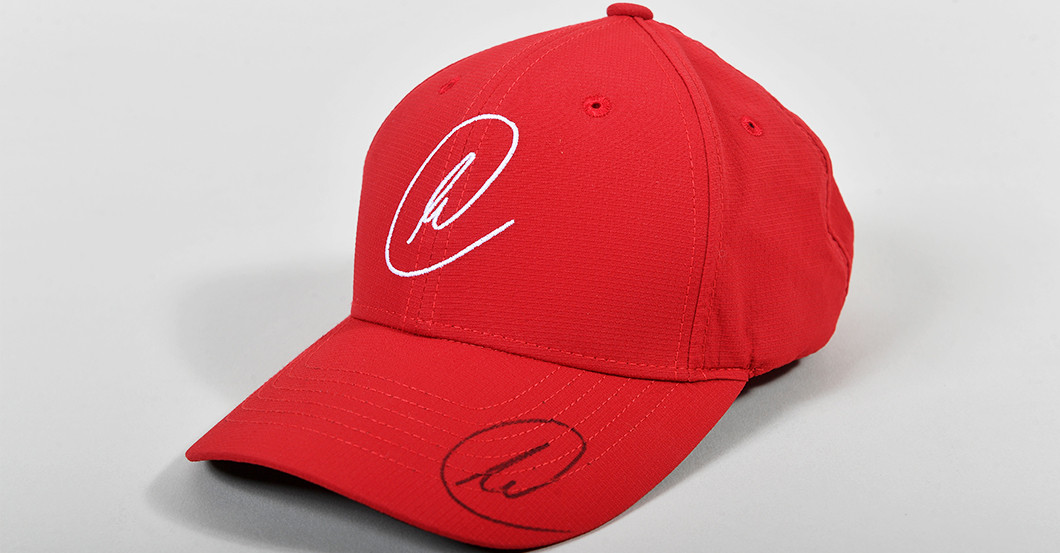 FC Bayern-Superstar Thomas Müller signiert seine #esmuellert-Cap