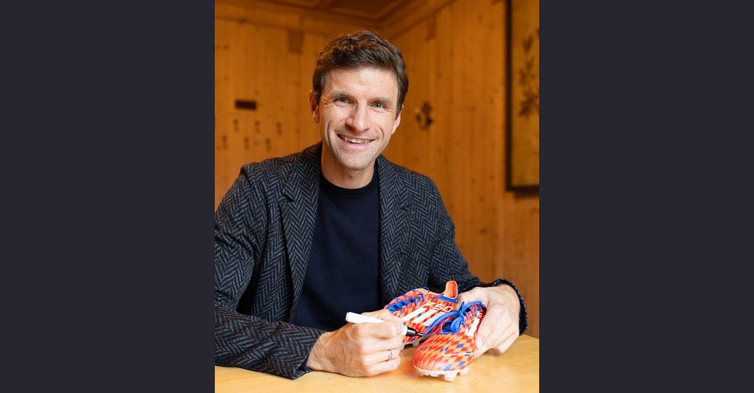 Thomas Müller Donates his Personal Raumdeuter Shoes