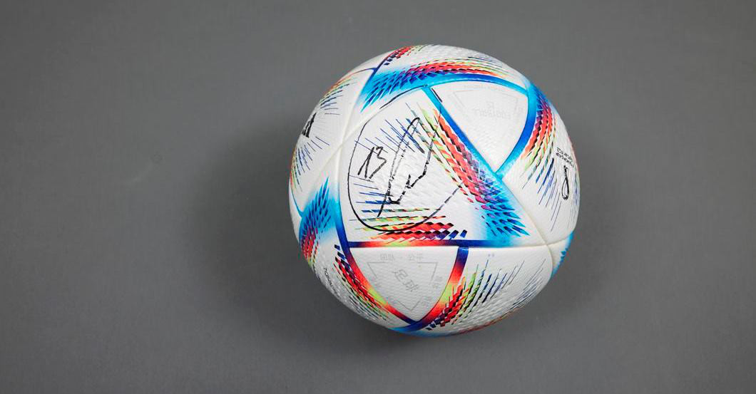 Weihnachten: Thomas Müller unterschreibt offiziellen WM-Ball