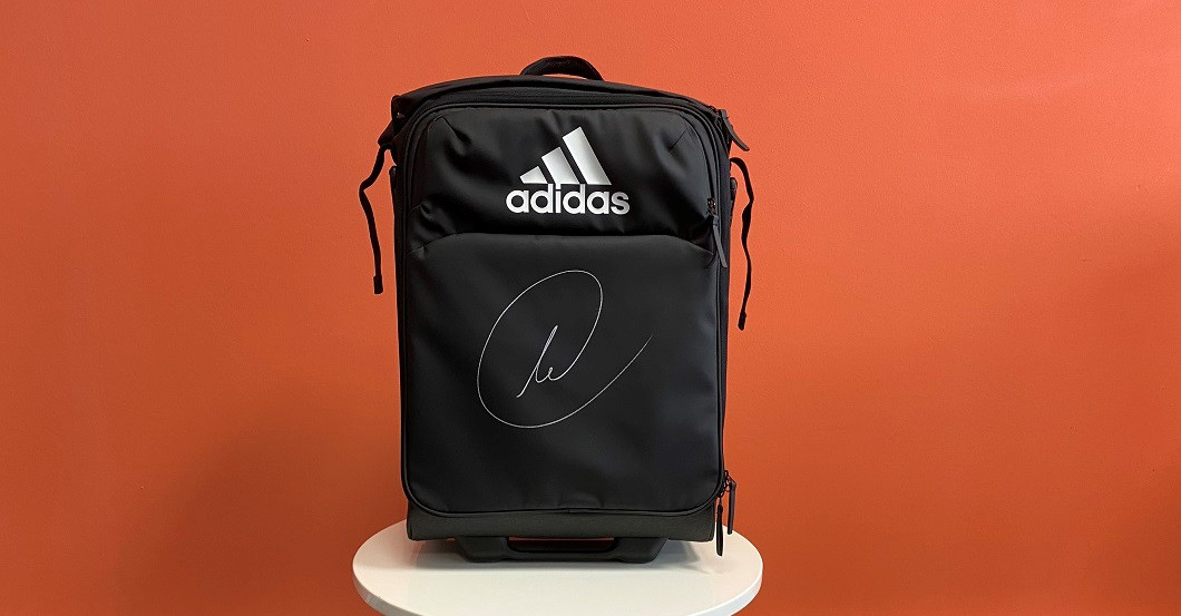 Für seine Fans: Thomas Müller signiert Original adidas-Trolley